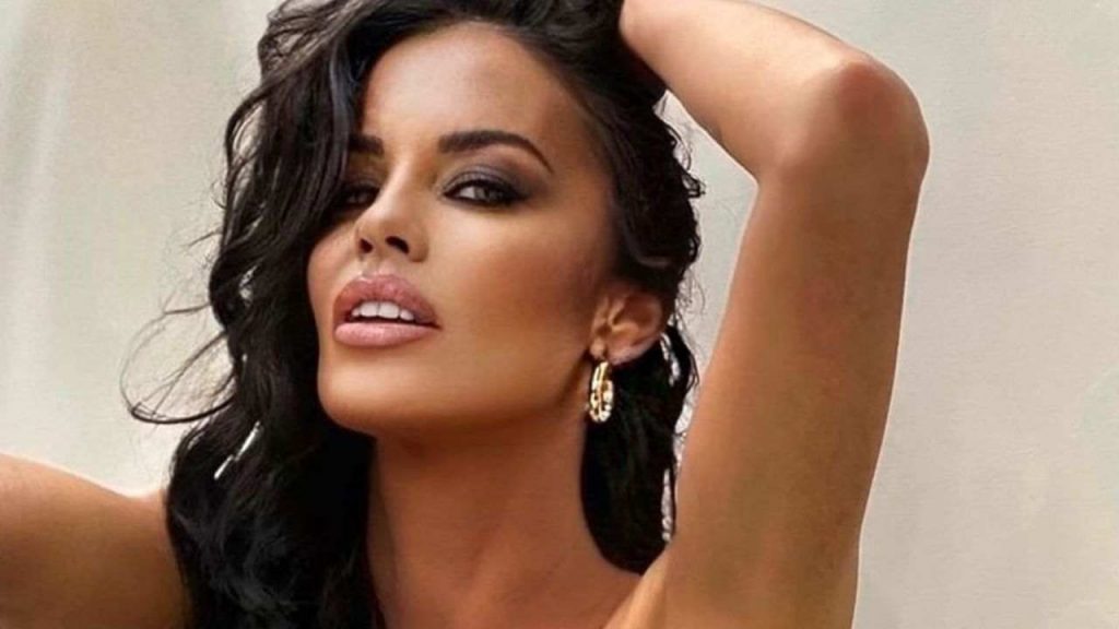 Antonella Mosetti, lo scatto ai limiti della legalità | Si scopre il ...