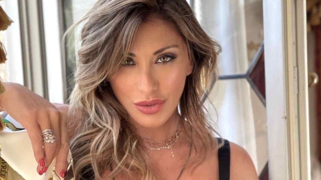 Sabrina Salerno, l'autoscatto con i capezzoli in vista manda tutti KO ...