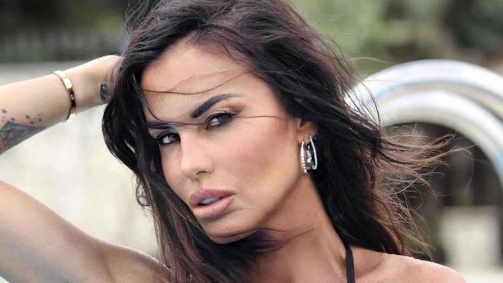 Antonella Mosetti, osa uno spogliarello che fa impazzire i fan ...